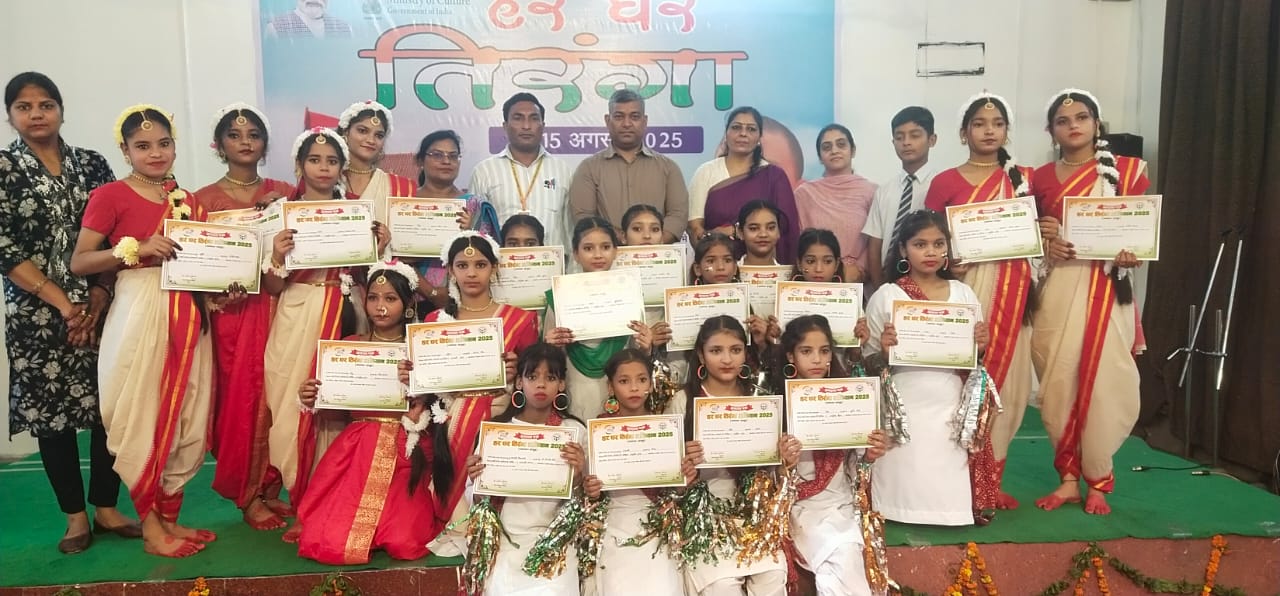 सरस्वती ब्रह्मा देवी बालिका विद्यालय ( SBVM) की अध्यापिकाओं और छात्राओं ...