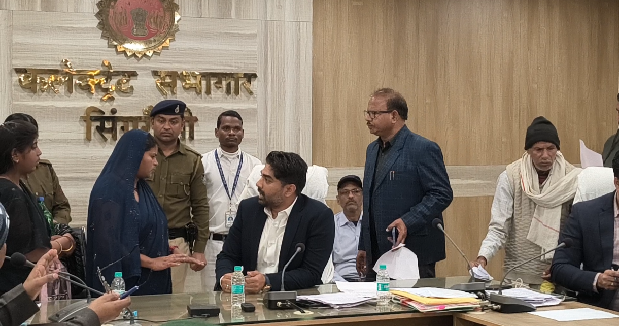 जनसुनवाई में पहुंचे 260 आवेदक, कलेक्टर गौरव बैनल ने सुनी समस्याएं ...