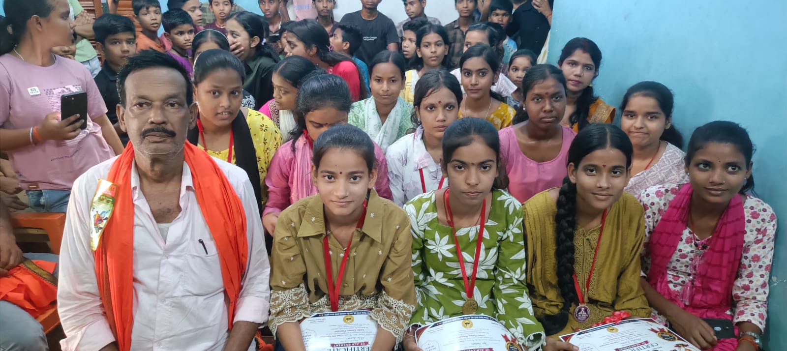 दसवीं परीक्षा में अच्छे अंक लाने वाले छात्र-छात्राओं को मिला सम्मान ...